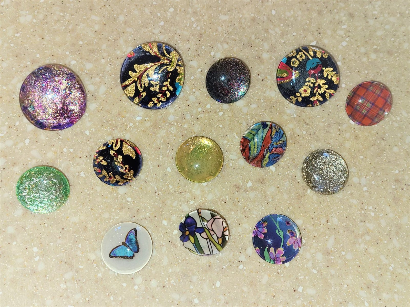 How to Make Glass Magnets in 7 steps - FUN DIY - The Hairy Potato